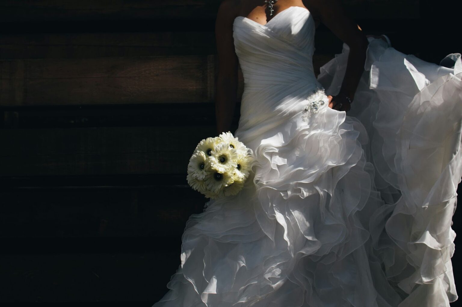 9 Wedding Dress Photoshoot Tips for Stunning Shots